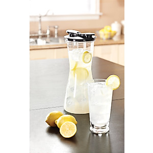 Rubbermaid Carafe with Leak-Proof Lid, 2-quart (1878491)