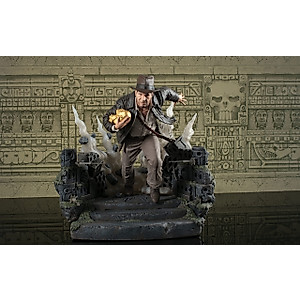 Diamond Select Toys Indiana Jones and The Raiders of The Lost Ark: Escape with Idol Deluxe Gallery Statue