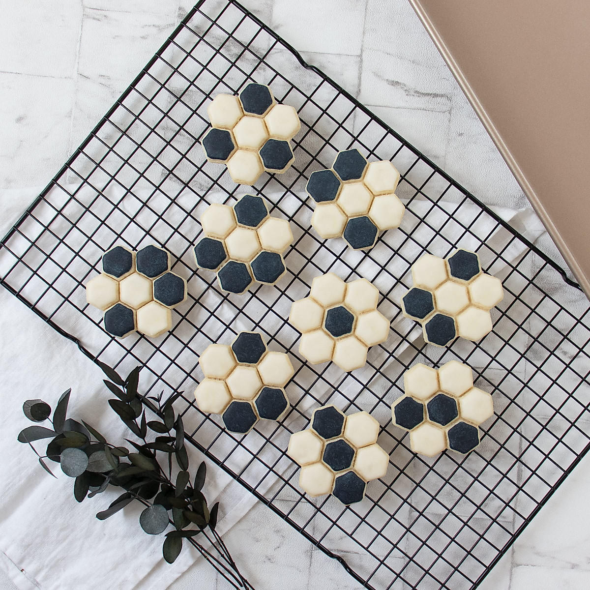 Honeycomb cookie cutter, 1 piece - Bakerlogy