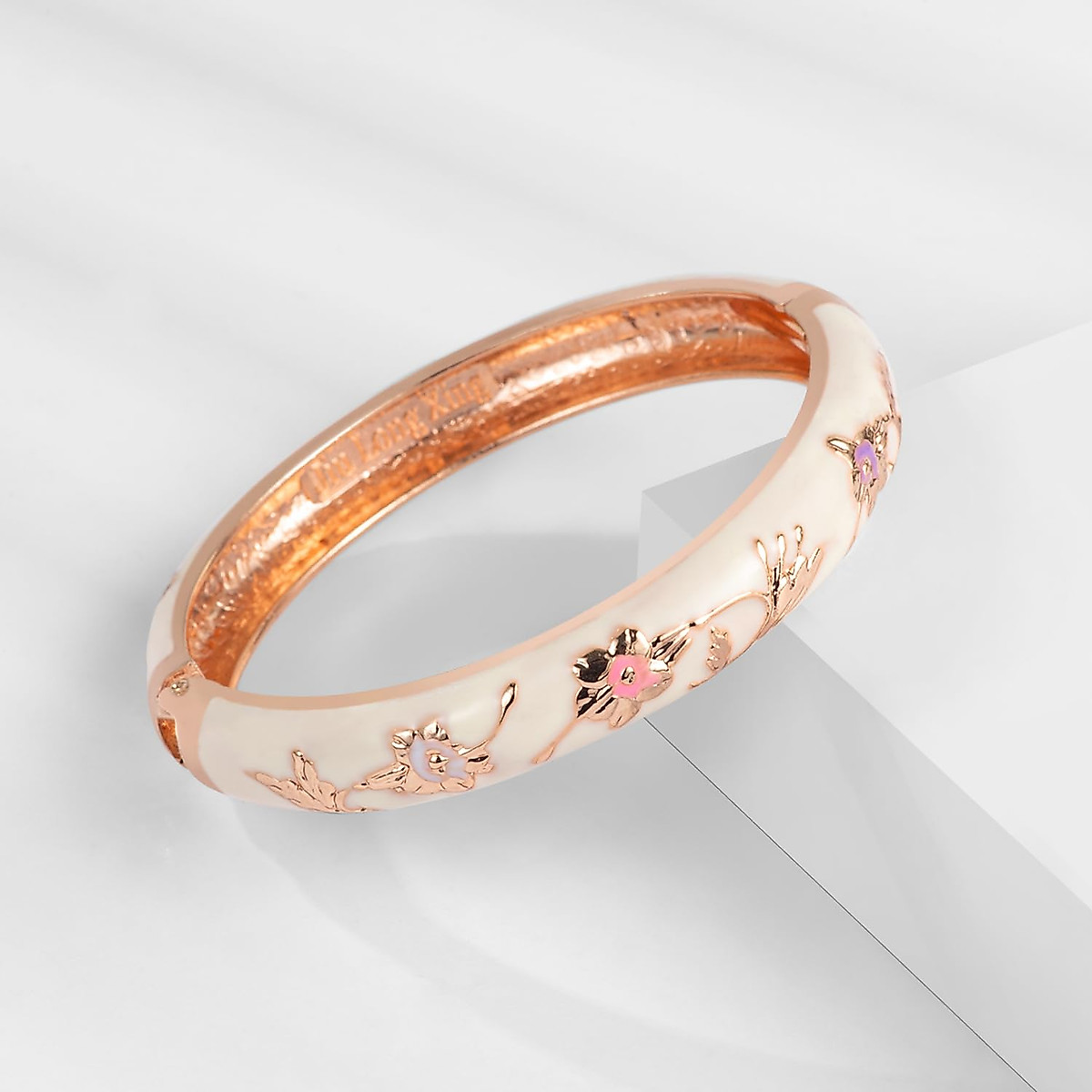 UJOY Fashion Cloisonne Bracelets Gold Plated Leaf Filigree Enameled Womens Gifts Bangles Spring Hinged 88A11-55A81 cream white