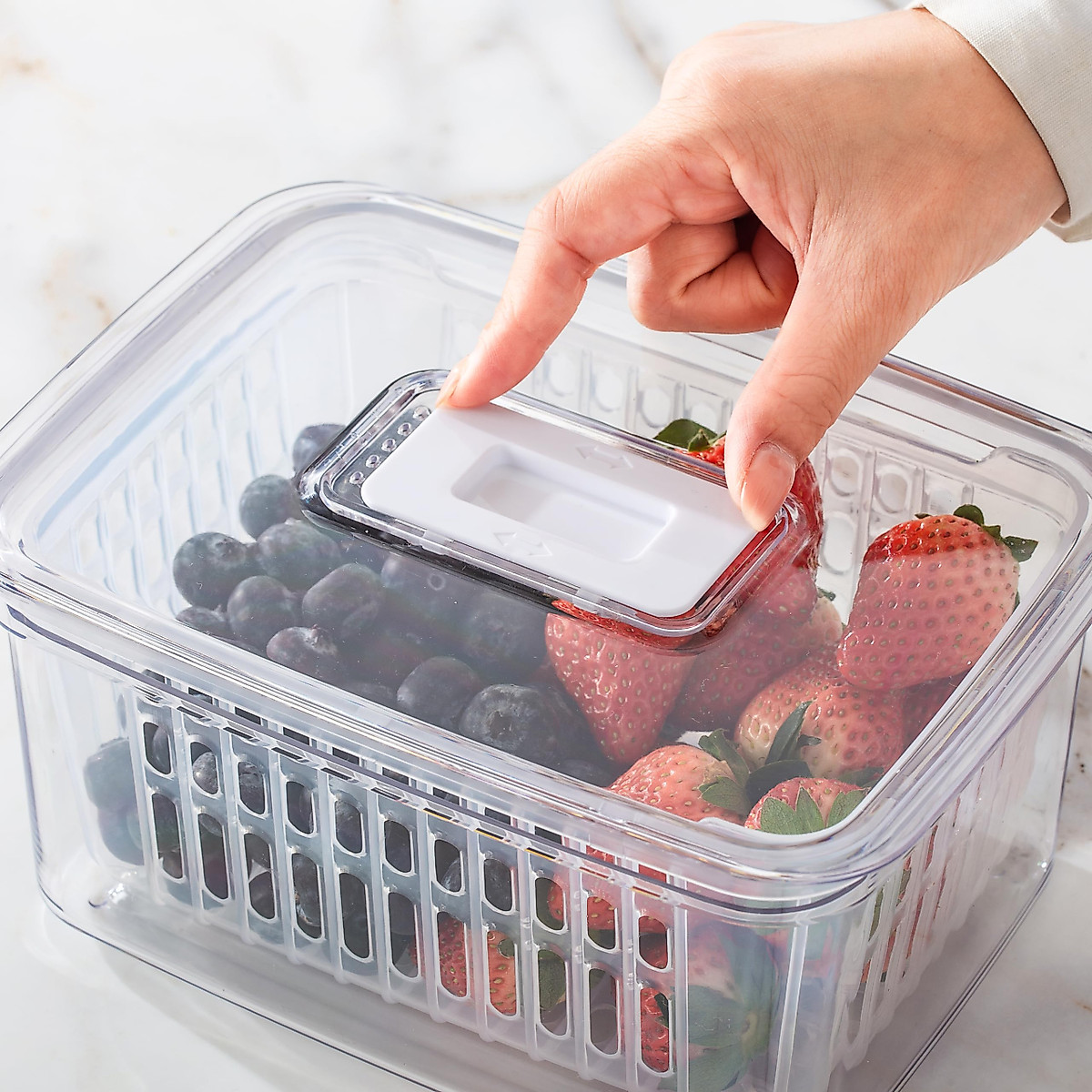 SIMPLEMADE 2 Pack Clear Berry Bins wit Vent - Berry Keeper Container, Fruit Produce Saver Food Storage Containers with Removable Drain Colander