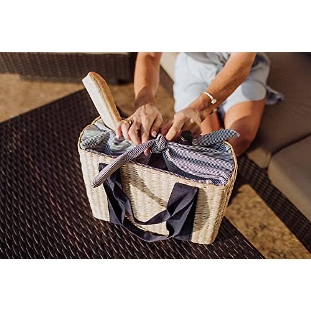 PICNIC TIME - Parisian Picnic Basket - Seagrass Picnic Basket, (Beige with Navy Blue Accents)
