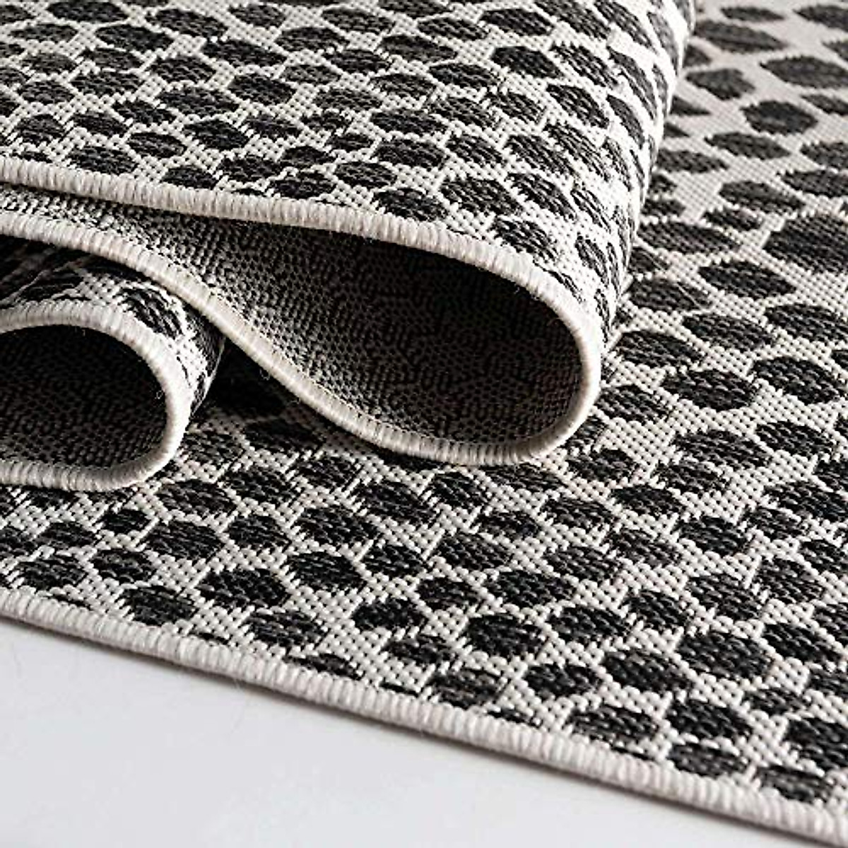 Jill Zarin Outdoor Collection Area Rug - Cape Town (7' 1" x 10' Rectangle, Black/ Ivory)