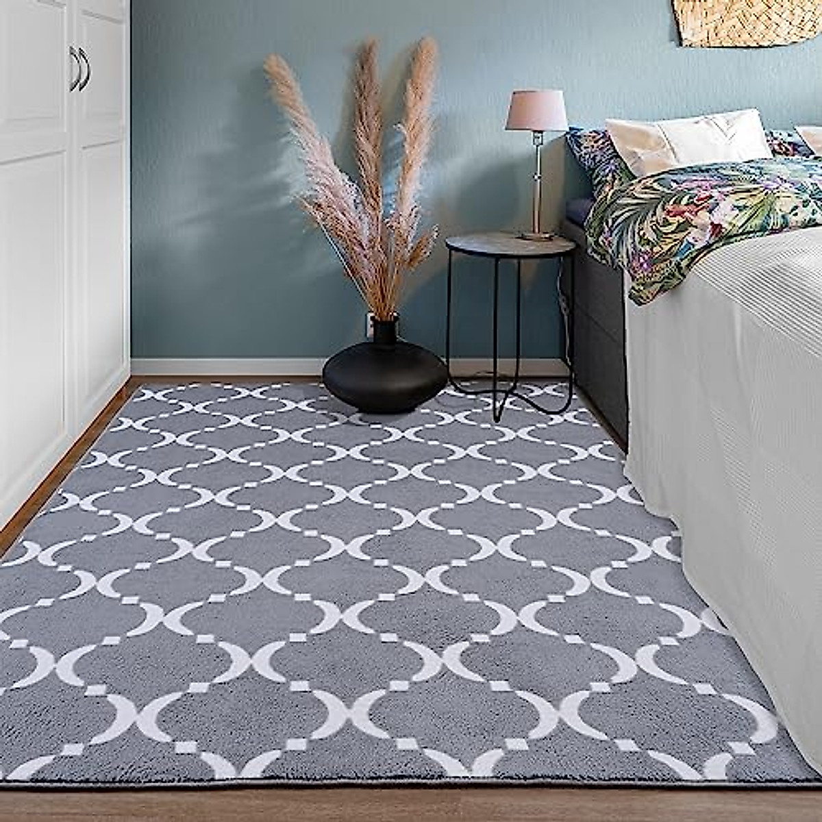 QXKAKA Soft Shag Geometric Area Rug, Modern Indoor Carpet for Bedroom Living Room, 4'x6' Memory Foam Kids Rug for Nursery Play Mat, Moroccan Trellis Fluffy Rug Accent Room Decor, Grey/White