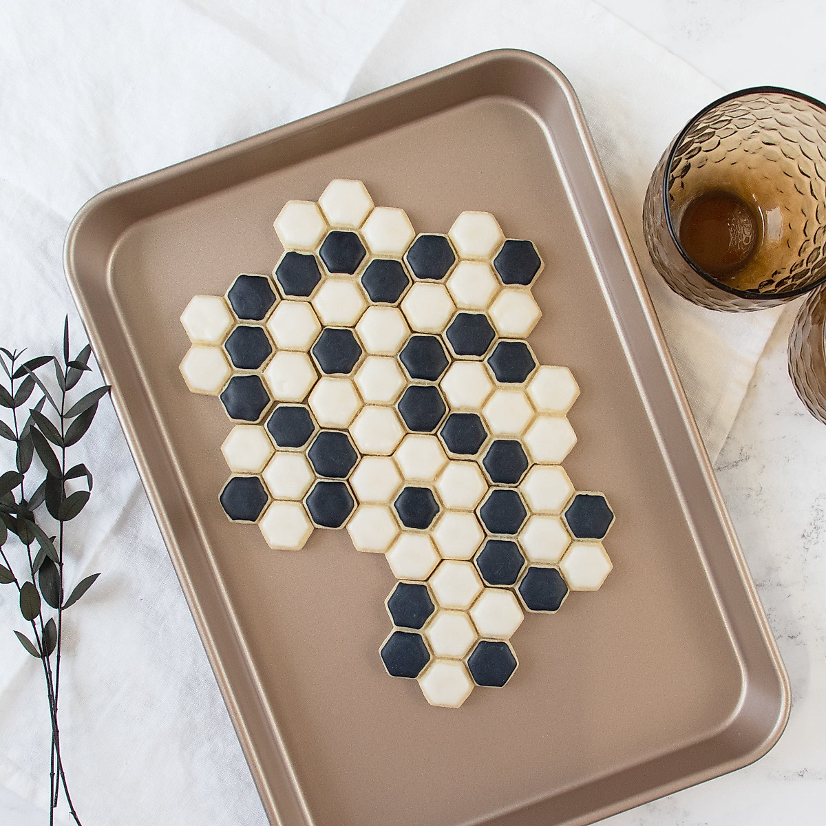 Honeycomb cookie cutter, 1 piece - Bakerlogy