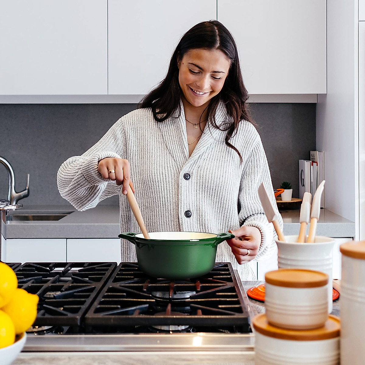 Navaris Enameled Cast Iron Dutch Oven - 2.6-Quart Enamel Coated Casserole Pot with Lid - Suitable for Oven and All Stovetops Incl. Induction - Green