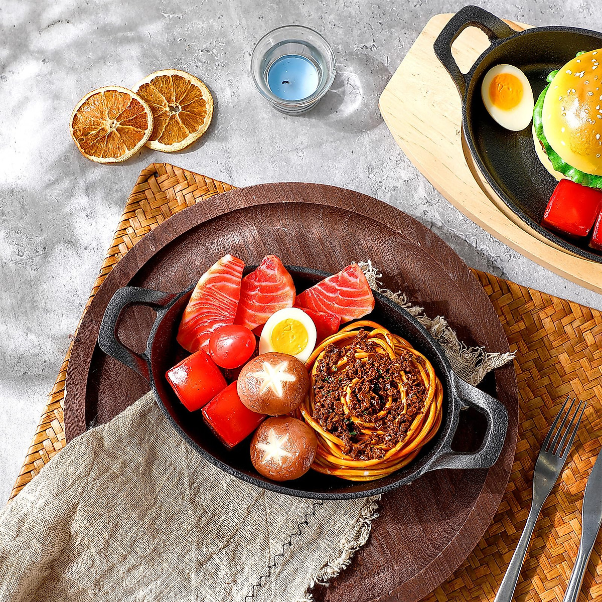 Mifoci 2 Sets Cast Iron Skillet with Wooden Base Mini Cast Iron Fajita Plates Cast Iron Baker's Skillet Matte Black Small Cast Iron Pan for Kitchen Restaurant Barbecue Dinner (8.5 x 6.1 x 1.7 Inches)