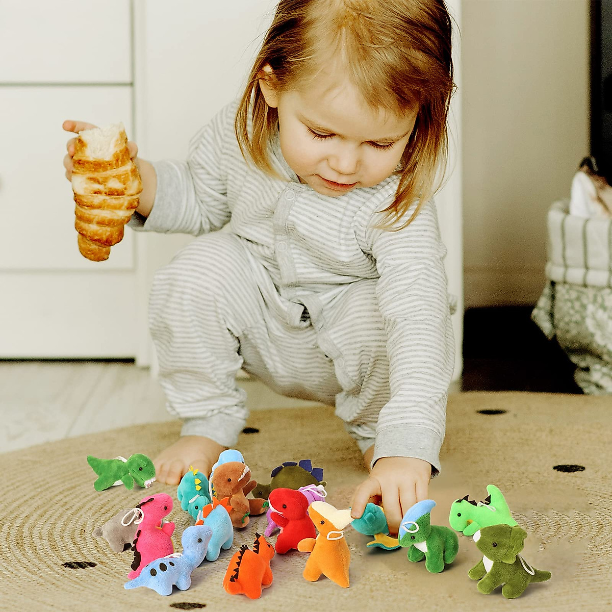 18 Pack Plush Dinosaur Toys Bulk, Mini Soft Stuffed Animal Cute Dinosaur Figures, Keychain Decoration for Goodie Bag Filler, Claw Machine, Treasure Chest Prizes, Birthday Party Favor for Kids