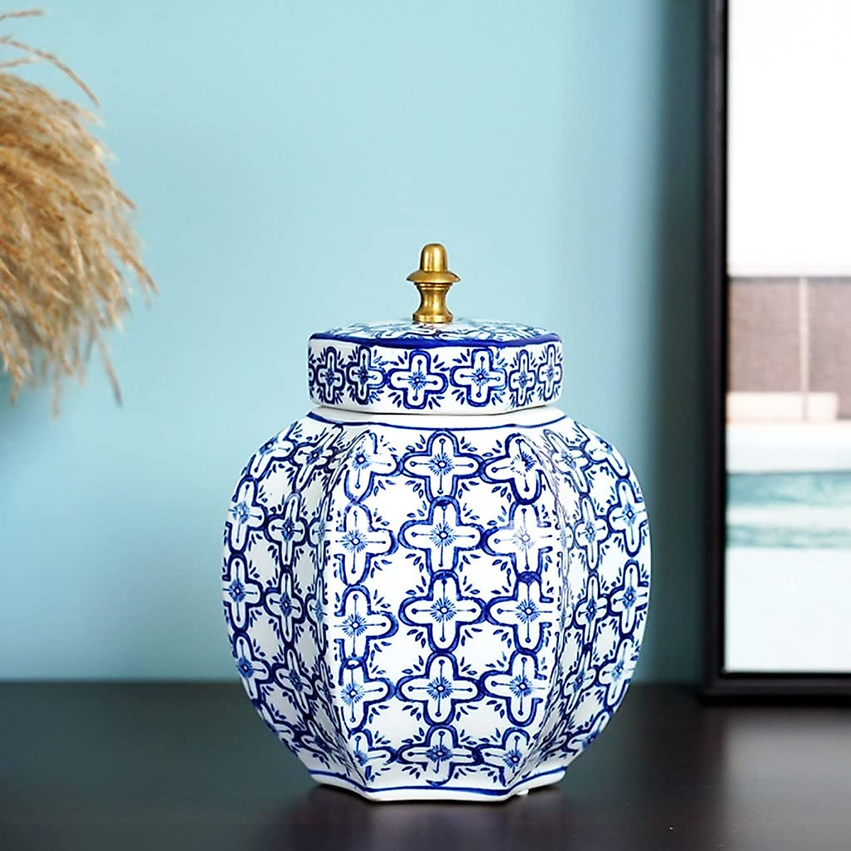 Blue and White Hand Painted Pattern Ceramic Ginger Jar with Lid Storage Decorative Jar for Home Decor