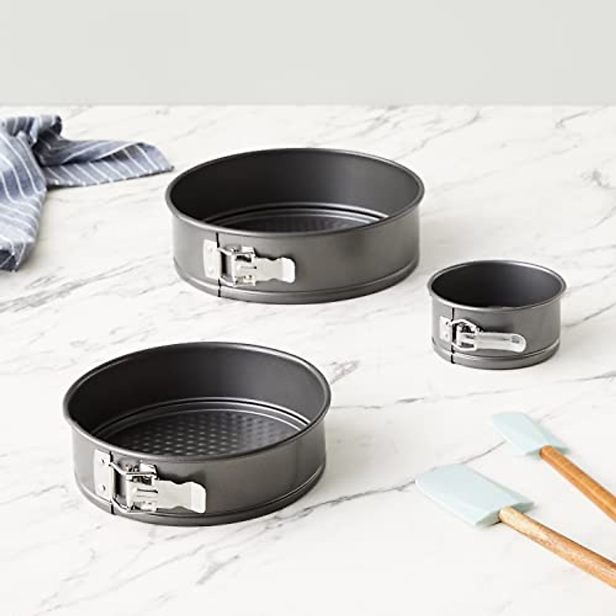 Amazon Basics Non-stick Springform Cake Tins (4'', 7'' and 9'') with Loose base (Set of 3)