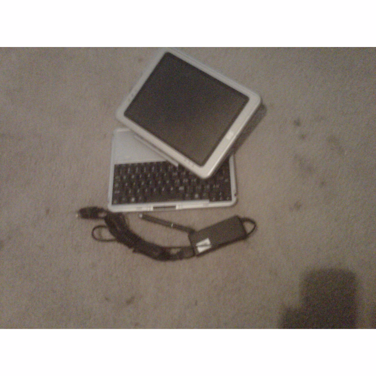 HP Compaq Tablet PC TC1100 - Pentium M 1 GHz ULV - RAM 512 MB - HDD 40 GB - GF4 420 Go - WLAN : 802.11b - Win XP Tablet PC - 10.4" TFT 1024 x 768 ( XGA )