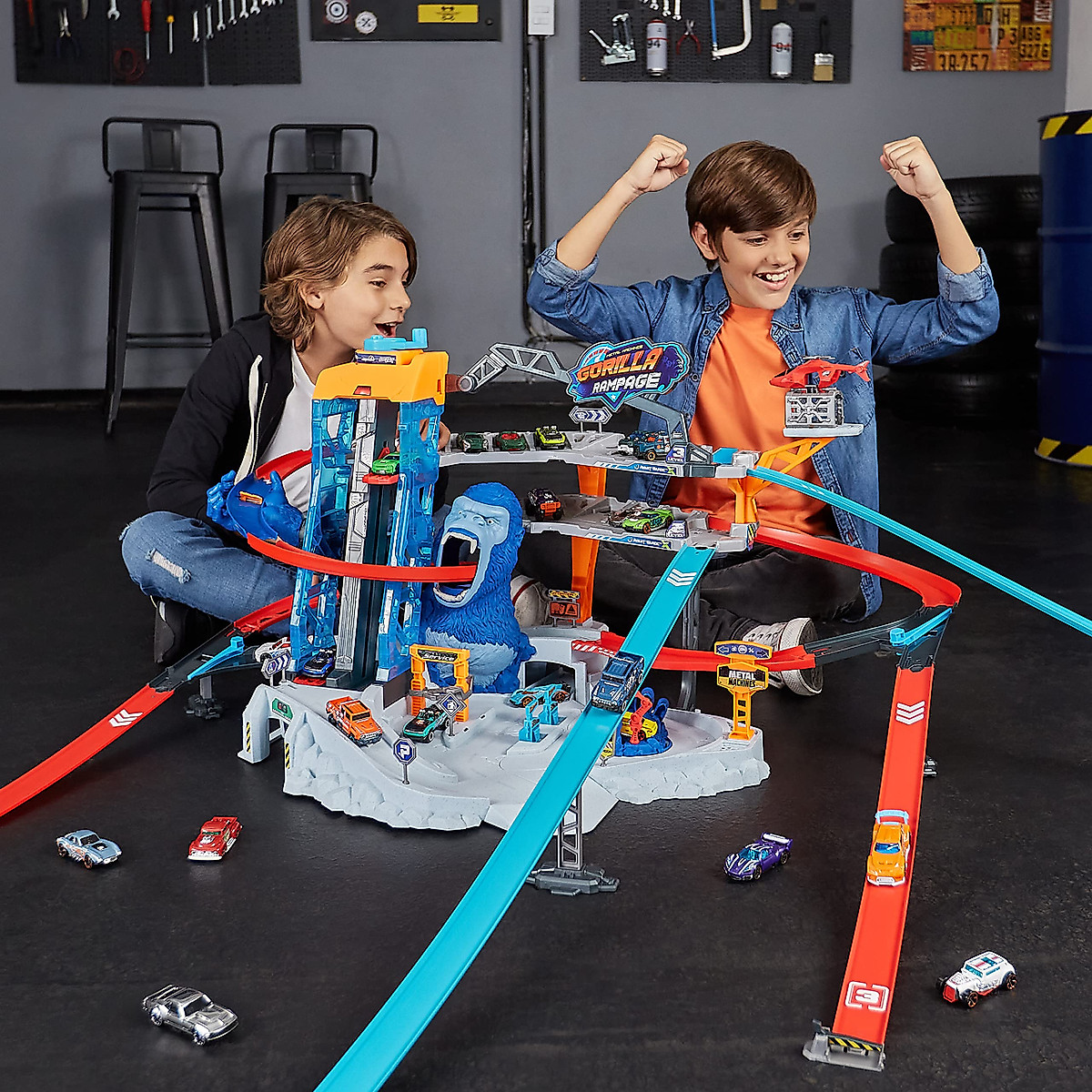 Metal Machines Gorilla Rampage Garage Track Set Vehicle Playset with Mini Toy Racing Car by ZURU Cars Play Set Compatible with Other Brands