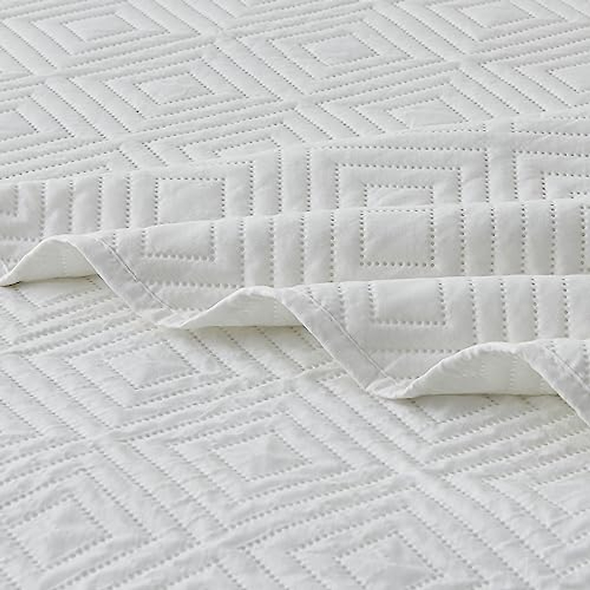 Qucover White Quilt Set California King, Soft Microfiber King Size Quilt Sets Oversized, 3D Ultrasonic Geometric Pattern Lightweight Summer Cal King Quilt 118x106, and 2 Pillow Shams