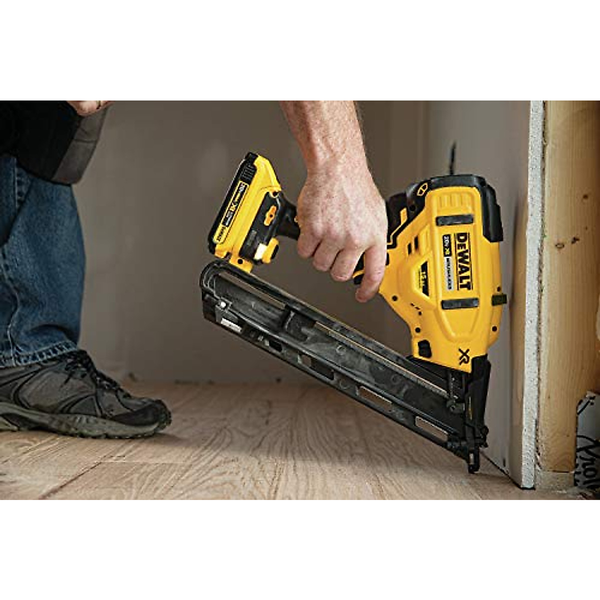 DEWALT 20V MAX Finish Nailer Kit, Angled, 15GA, Battery, Charger & Bag (DCN650D1)