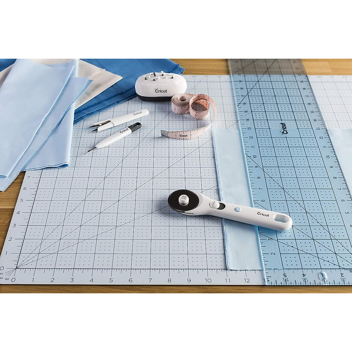Cricut Rotary Cutter - Rotary Cutter for Fabric, Sewing and Quilting Projects - Compatible For Both Right- and Left-Handed Use - [45mm]