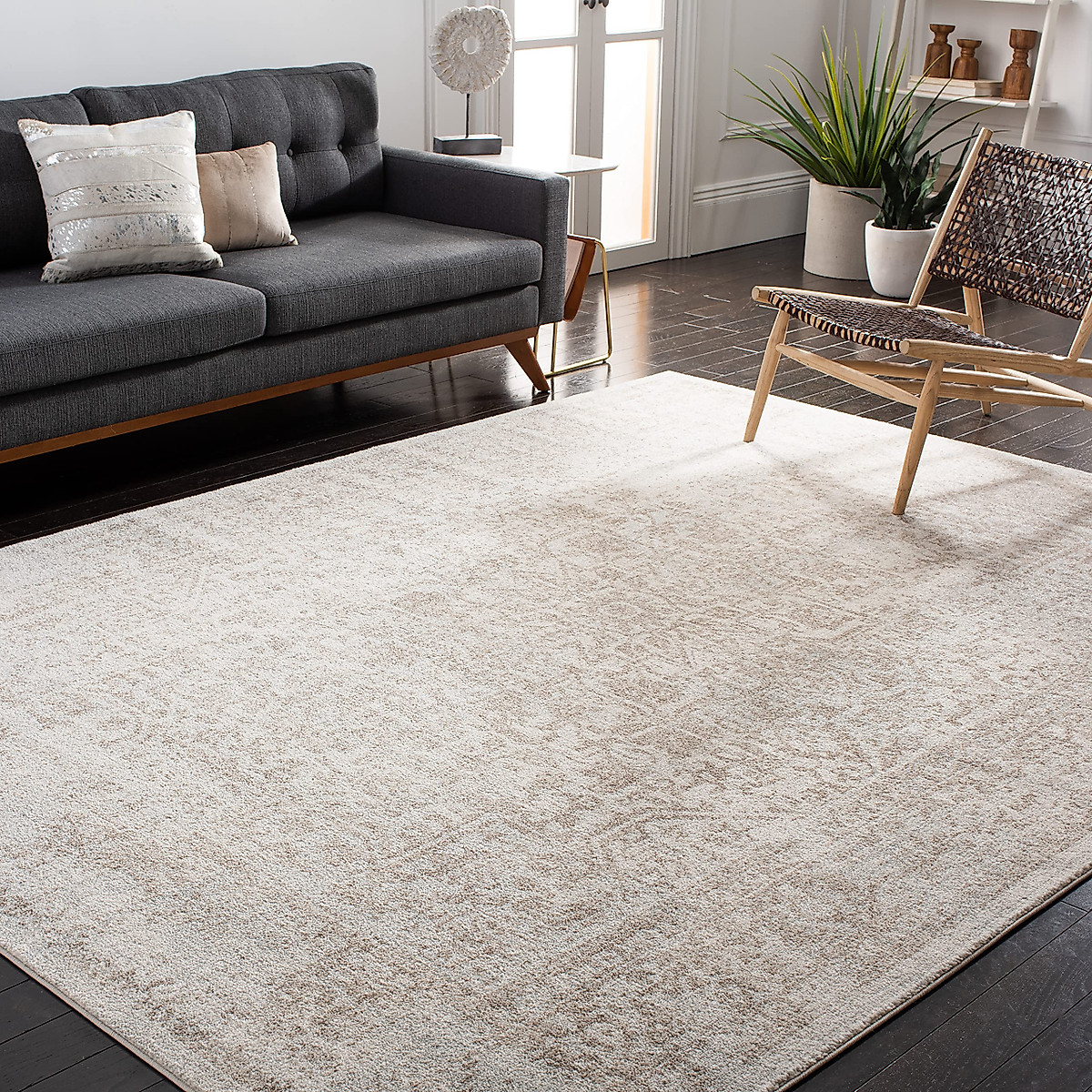 SAFAVIEH Evoke Collection Area Rug - 8' x 10', Ivory & Taupe, Oriental Distressed Design, Non-Shedding & Easy Care, Ideal for High Traffic Areas in Living Room, Bedroom (EVK256E)