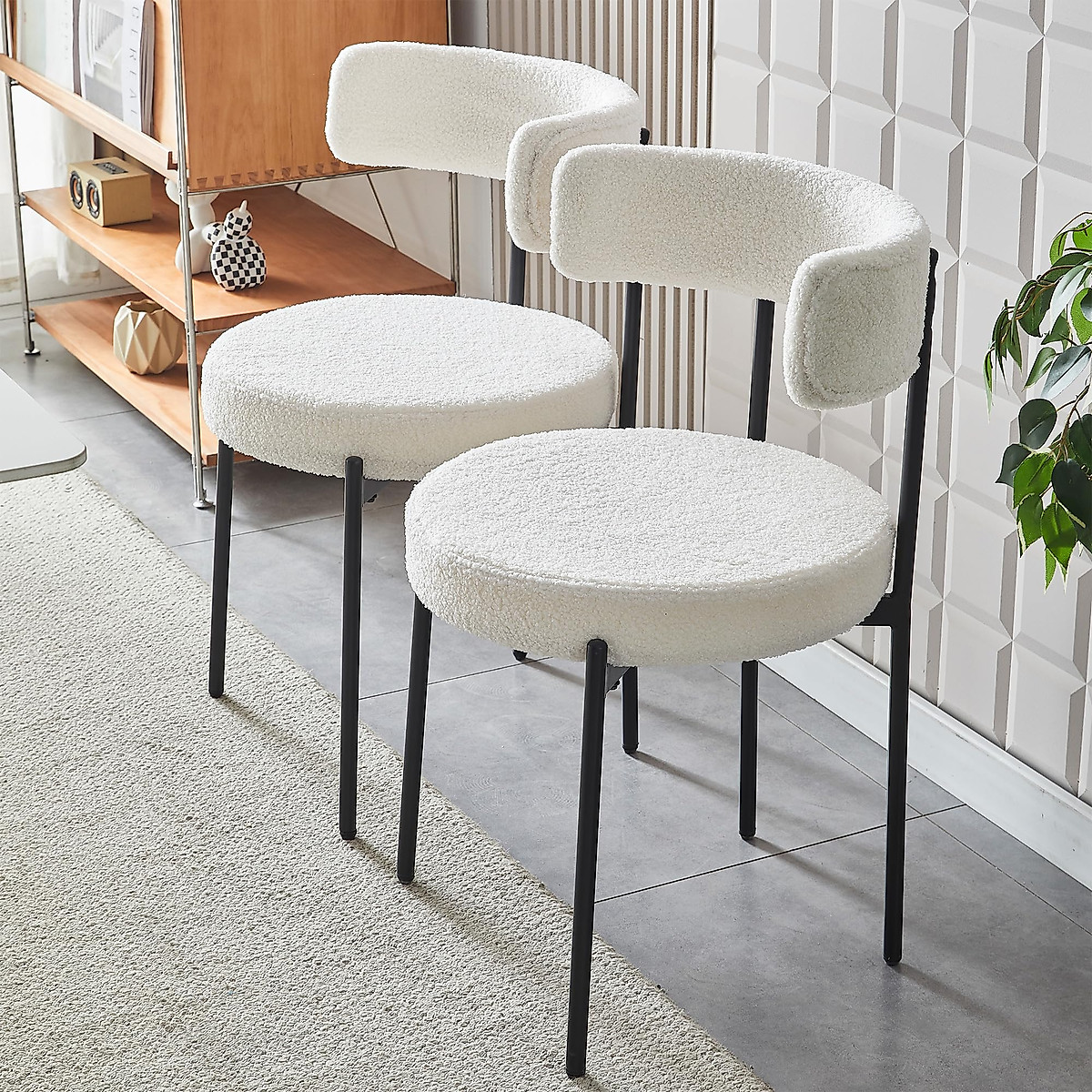 Honyee White Dining Chairs, Modern Dining Chairs Set of 4, Teddy Fleece Round Cushion Dining Room Chairs, Curved Backrest with Black Metal Legs (White, 4Pcs)