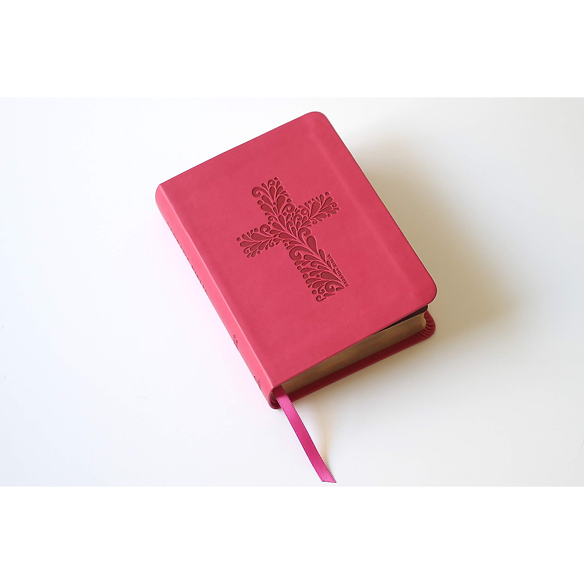Biblia Católica en español. Símil piel fucsia, tamaño compacto / Catholic Bible. Spanish-Language, Leathersoft, Fucsia, Compact
