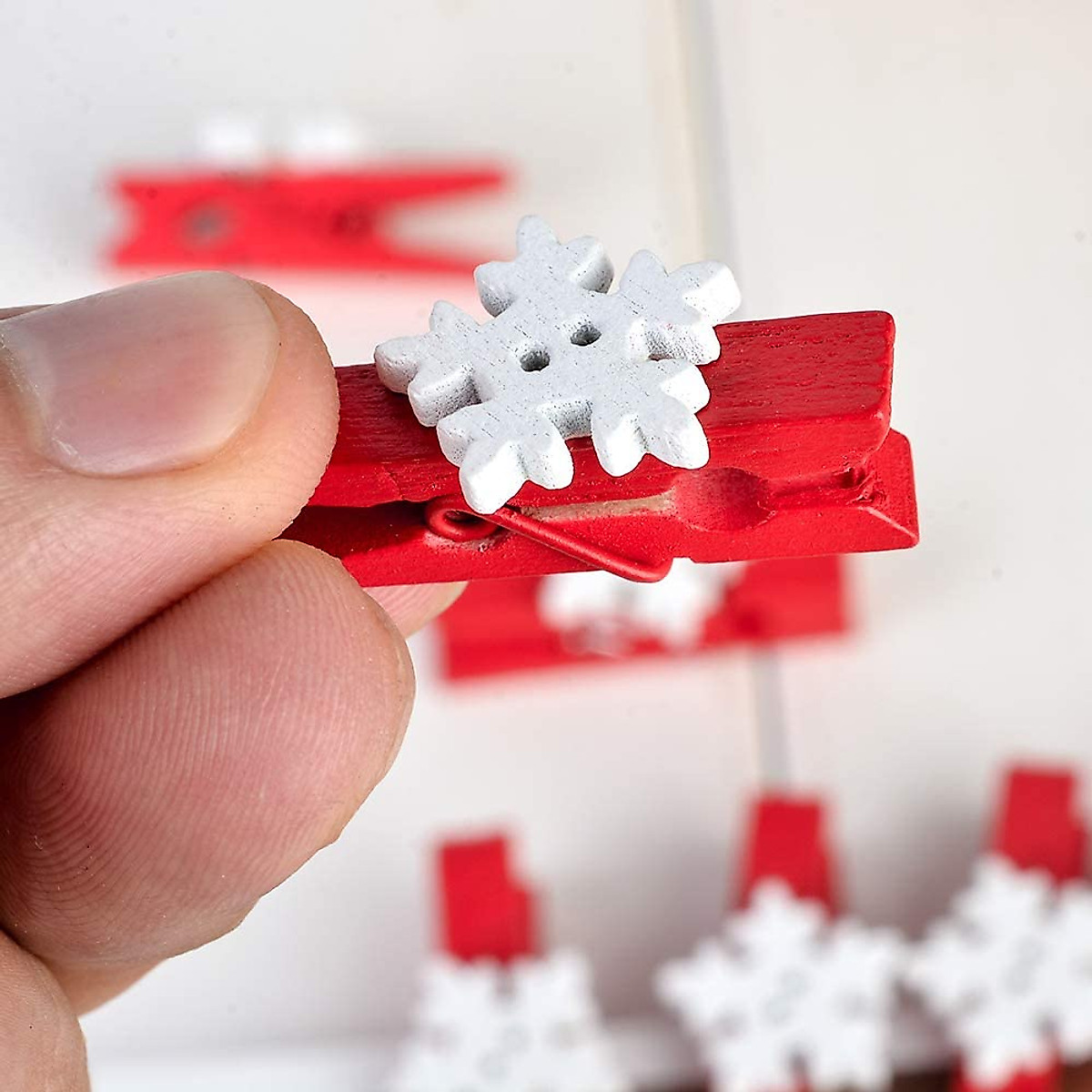 Souarts Pack of 50pcs Christmas Clips, Snowflake Red Wood Clothespins for Game Favors Craft, Wood Clips Set for Card Paper Photo Photography Activity (Red)