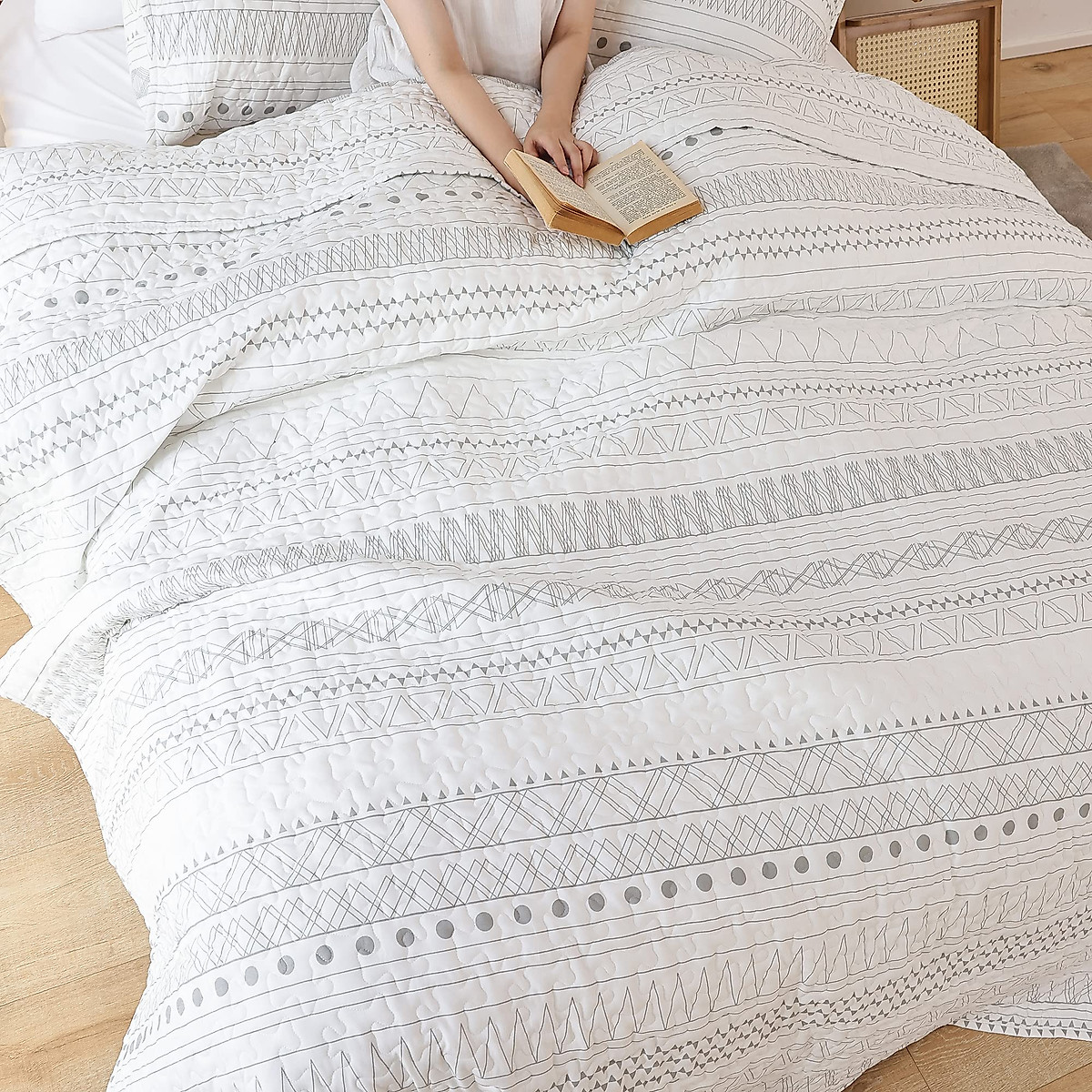 JANZAA Quilt Bedding Set Boho for All Season, 3 PCS Bedspreads Queen Size with Grey Geometry Pattern On White (Two Pillow Cases)