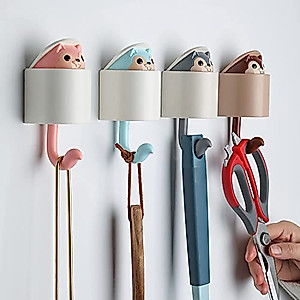 Four Colors of Sticky Hooks, Cute and Creative Squirrel Hooks, no Need to Punch Holes for Sticking to The Wall, Sticky Hooks can Hang All Kinds of Household Sundries.