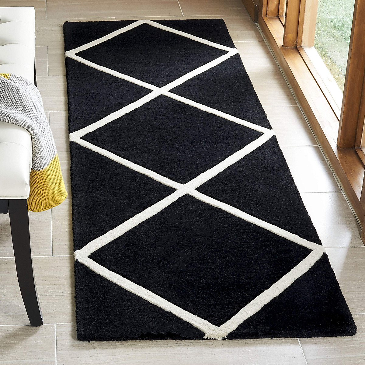 SAFAVIEH Chatham Collection 2'3" x 5' Black/Ivory CHT720K Handmade Diamond Trellis Premium Wool Accent Rug
