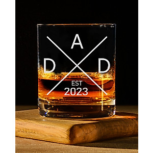 CARVELITA Dad Est 2023 Whiskey Glass - Pregnancy Announcements For Dad - 11oz Old Fashioned Bourbon Rocks Glass For Expecting Father - Dad To Be Gifts - Funny New Dad Gifts - First Time Dad Gifts