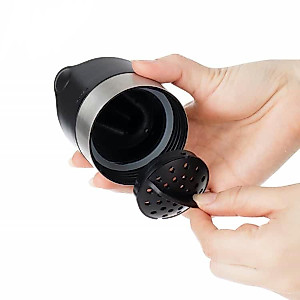 J&M DESIGN 28 OZ Glass Pitcher With Lid Water Carafe Easy Twist Stainless Steel & Plastic Lid Removeable Strainer For Juice Beverage drinks Iced Coffee Milk Container Bottle Jar Mimosa Bar Supplies