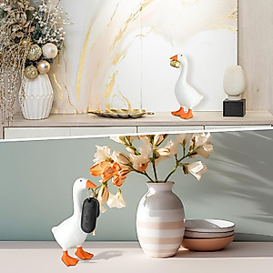 Vercraft 2 Pack Magnetic Goose Key Holder Cute Resin Goose Statue Magnet Kawaii Room Office Table Desk Decor Aesthetic Funny Key Hanging Holder for Home and New Apartment, Unique Housewarming Gifts