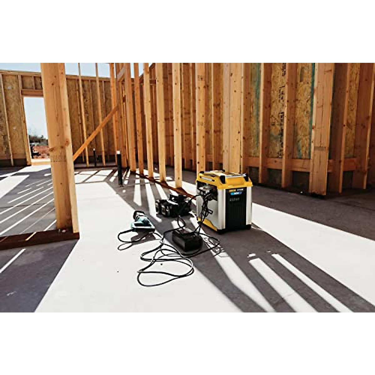 Champion Power Equipment 100593 3276-Wh Power Station 3200/1600-Watt Portable Lithium-Ion Battery Solar Generator