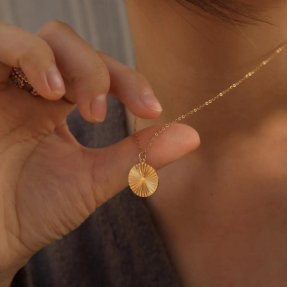 MIDEEO Gold Necklaces for Women Dainty 14K Gold Sun Pendant Necklace Delicate Round Coin Sunlight Sunshine Chain Necklaces Trendy Simple Everyday Jewelry Gift