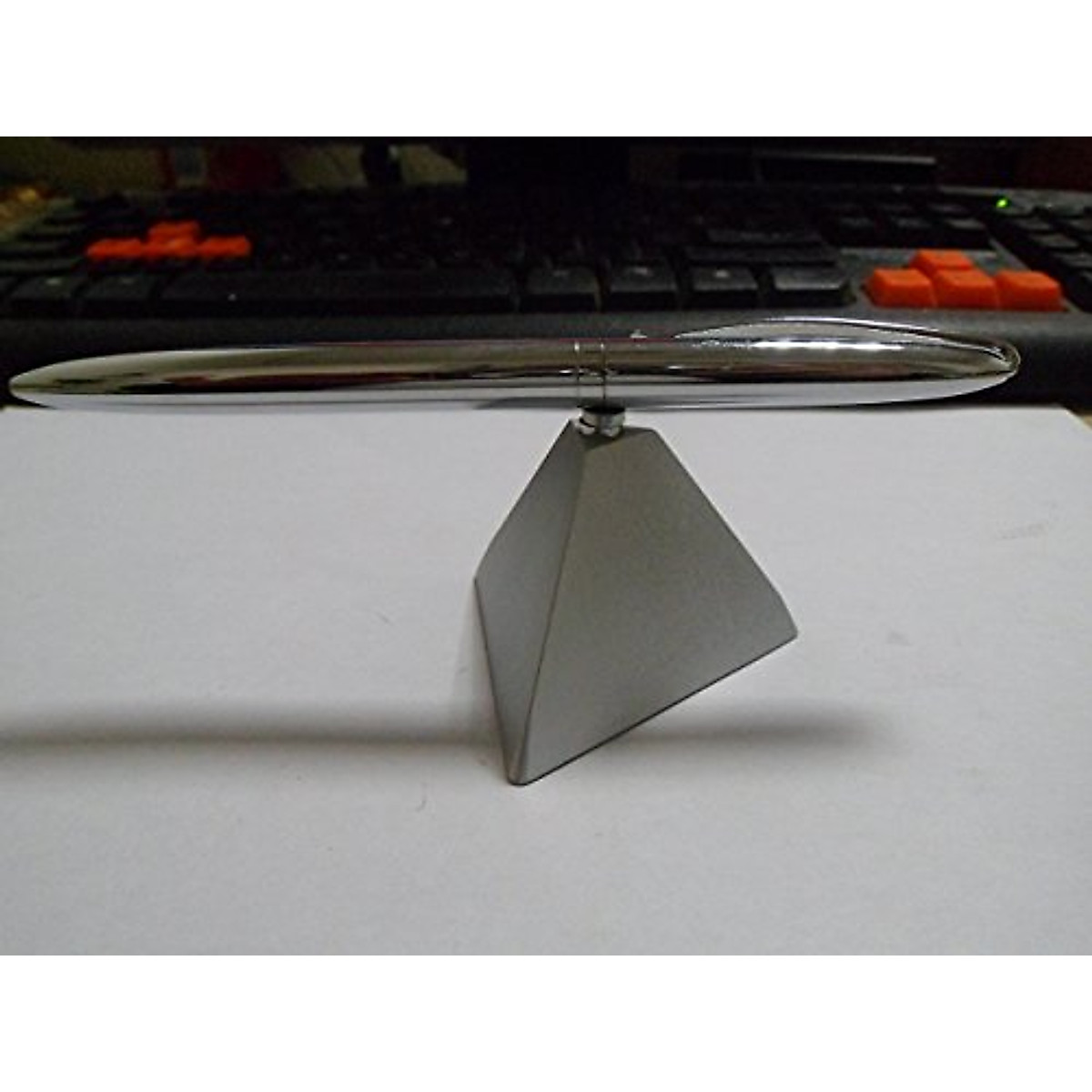 JASON YUEN Magnetic Floating Pen - Bright chrome ballpoint Pen with Magnetic Base - Writing Pen With Magnet Holder fit for Office Gift items (Triangle base)