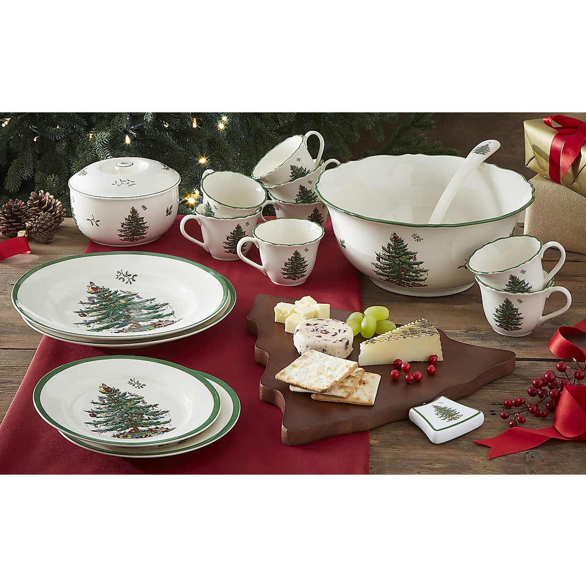 Spode Christmas Tree Collection Rice Bowl, set of 4, 6-Inches, Round, Ceramic Bowl for Soup, Frozen Meals, Stews, and Sticky Rice Dinners, Dishwasher and Microwave Safe (Classic)
