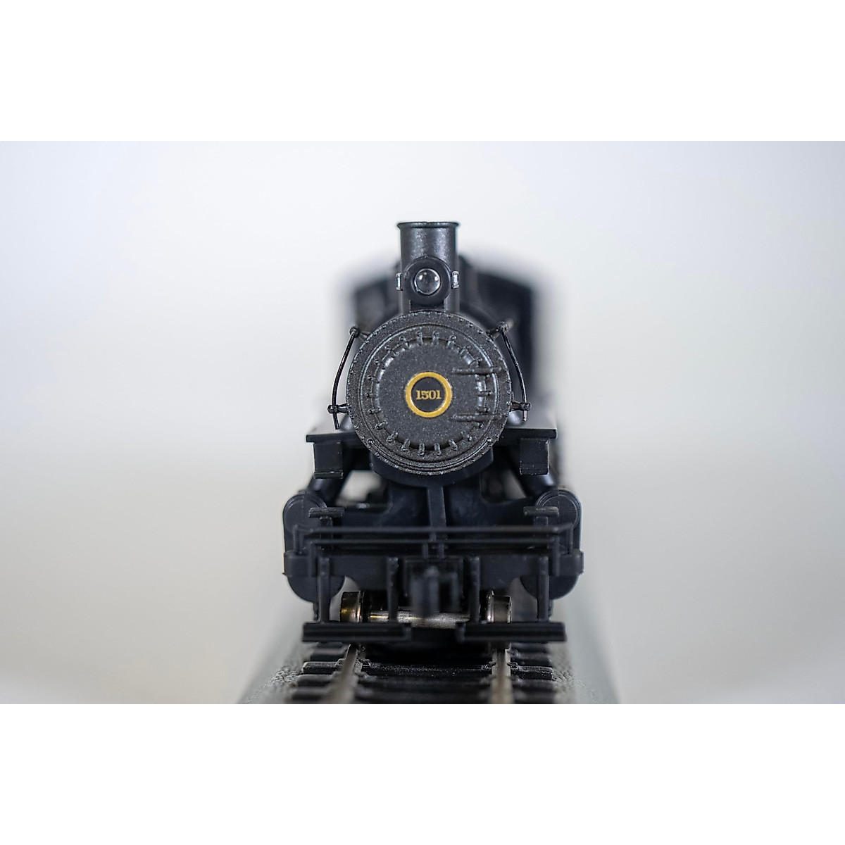 Prairie 2-6-2 Steam Locomotive w/Smoke & Tender - Boston & Maine #1501 - HO Scale
