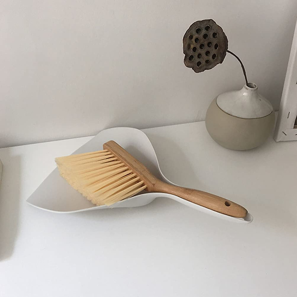 Cabilock 1 Set Desktop Broom Pets House Cleaning Brush Dustpan and Brush Hand Sweeping Brush Mini Broom and Dustpan Plastic Pet Carrier Broom with Dustpan Wooden Counter Household Child