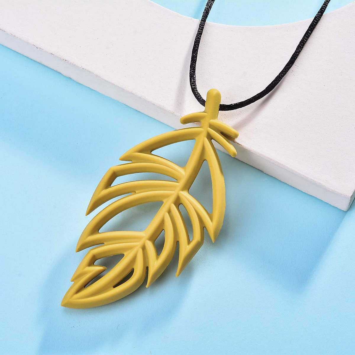 Chew Necklaces for Sensory Kids Adults, Baby Teething Leaf Beads Necklace,Chewy Silicone Leaf Teether BPA-Free,1 Pack