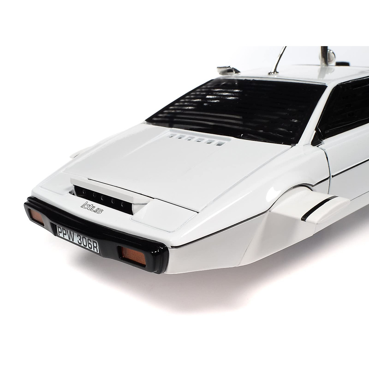 Auto World 1971 Lotus Espirit Series 1 (The Spy Who Loved Me) 1:18 Scale Diecast Model