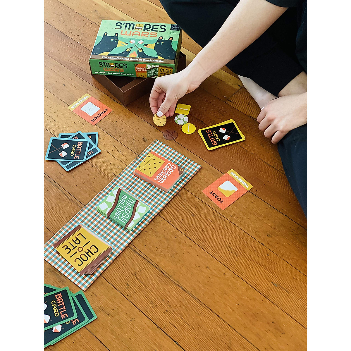 Chronicle Books S’Mores Wars: The Campfire Card Game of Snack Attacks (Competitive Card-Drafting Marshmallow Game for The Whole Family, Fast & Fun Food-Themed Card Game),Multicolor
