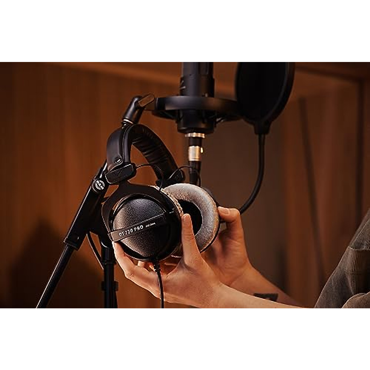 beyerdynamic DT 770 PRO 250 Ohm Over-Ear Studio Headphones in black. Closed construction, wired for studio use, ideal for mixing in The studio