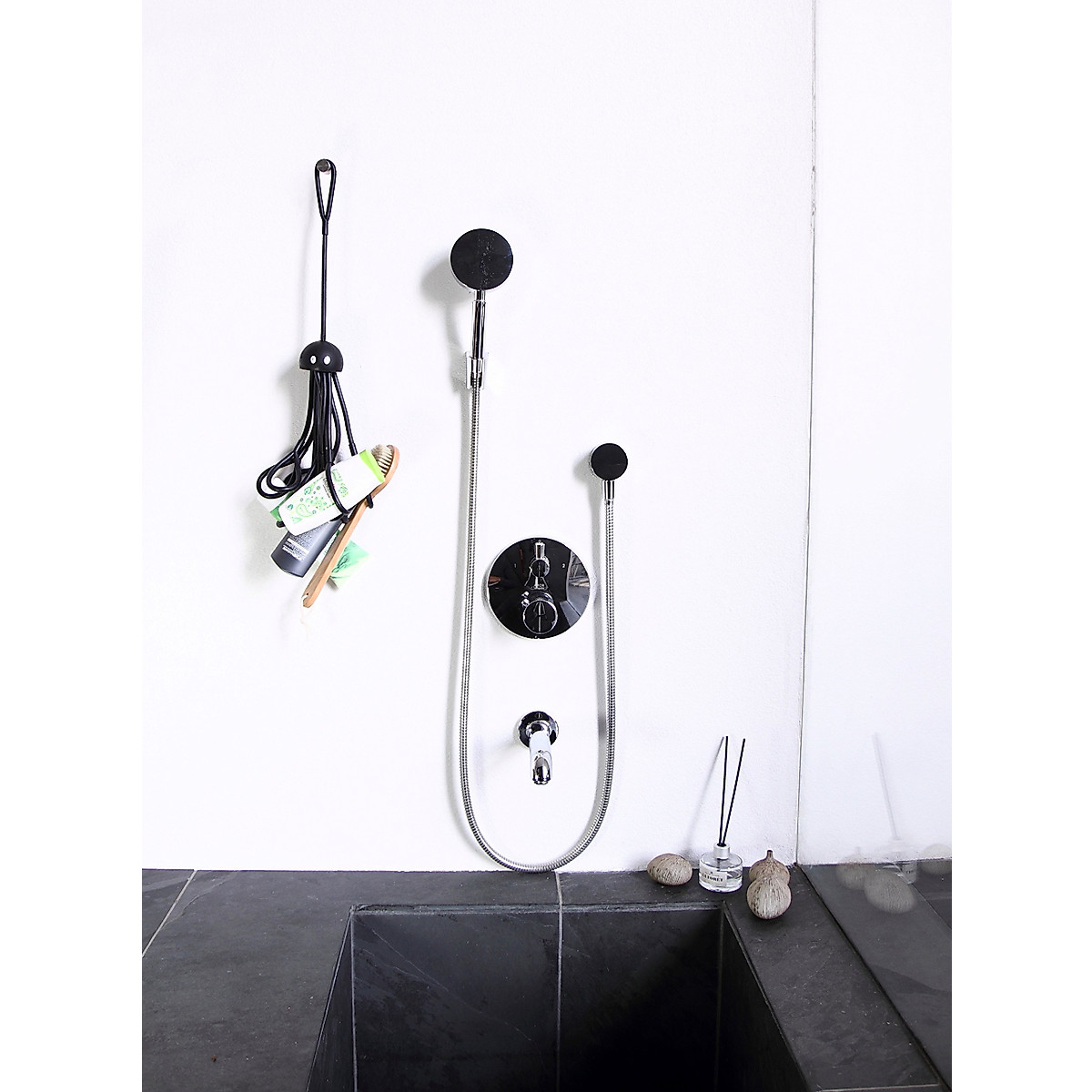 Formverket Octopus Shower Caddy (in Black) - Shower Gel Shampoo Conditioner Brush Razors Toys Accessories Holder, 9 Slots, Fits All Sized Bottles, Stylish Fun Bath Shower Organizer, Designed in Sweden