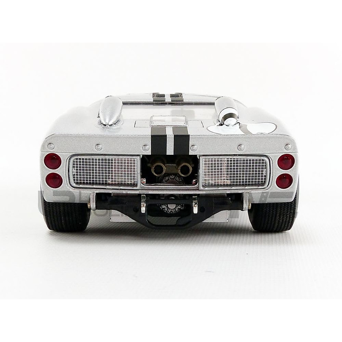 Shelby Collectibles SC404S 1966 Ford GT-40 MK 2 Silver No.7 1-18 Diecast Car Model