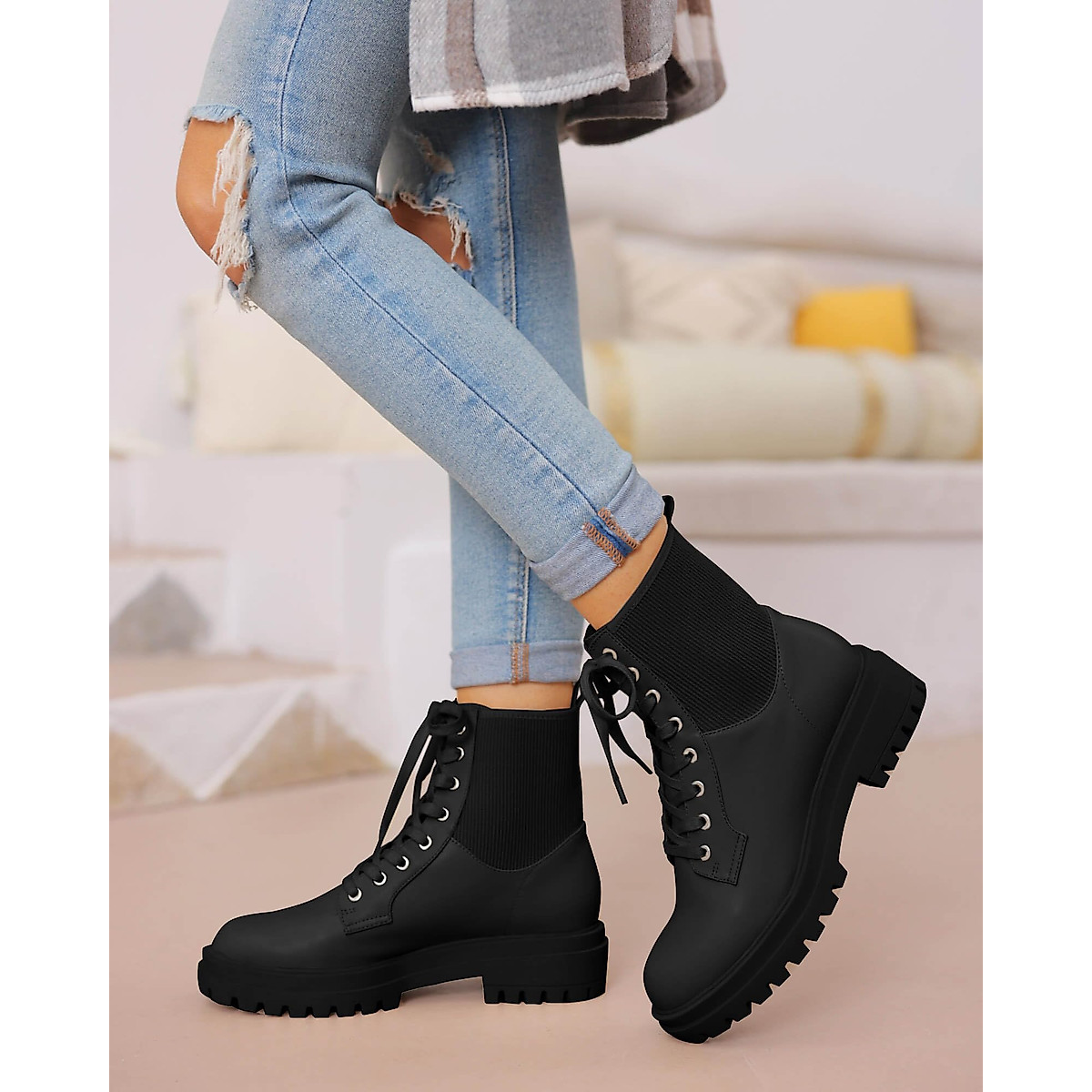 VETASTE Women's Lug Sole Lace Up Ankle Boots Round Toe Low Chunky Block Heel Winter Combat Booties