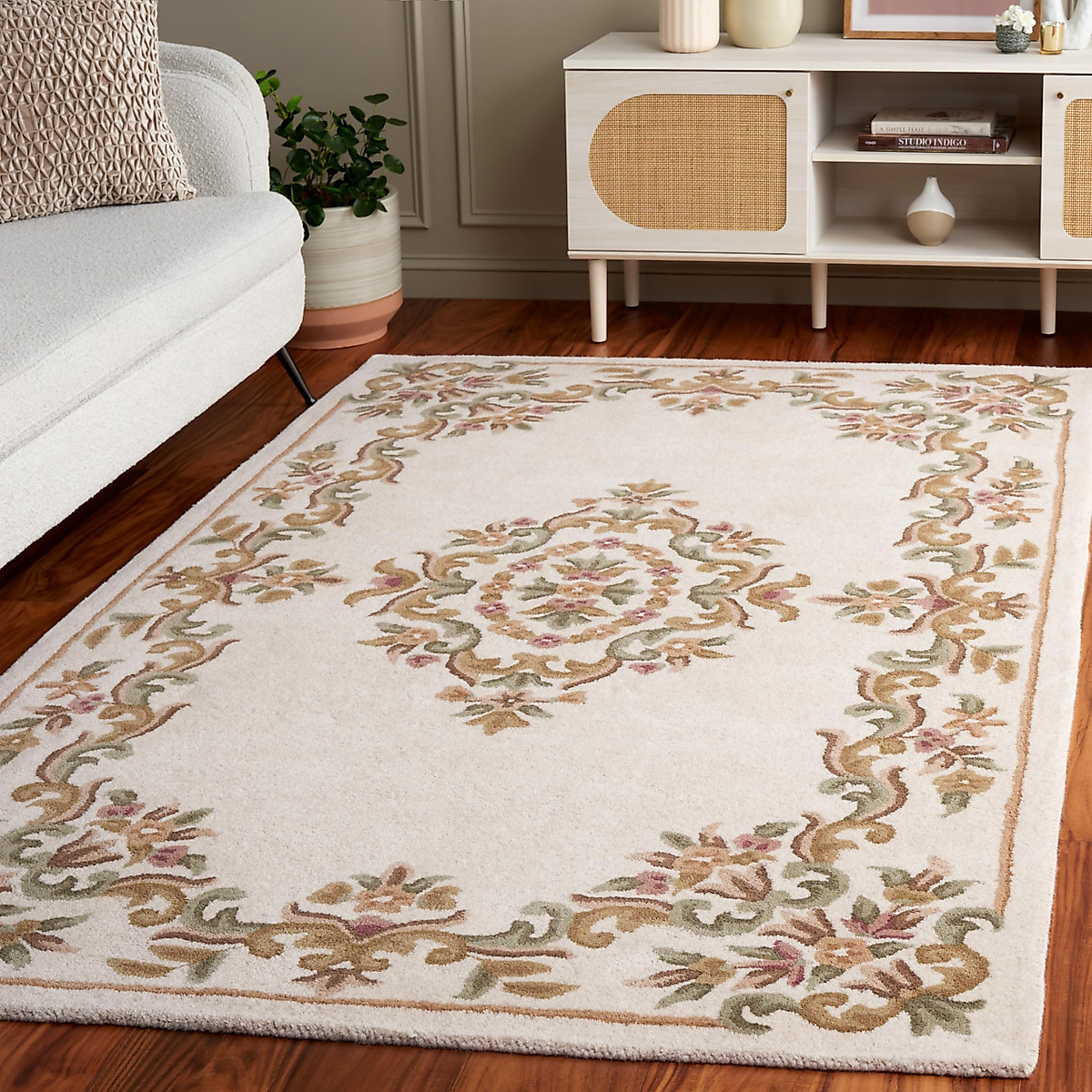 SAFAVIEH Aubusson Collection Area Rug - 5' x 8', Ivory & Green, Handmade Traditional Wool, Ideal for The Living Room, Bedroom, Dining Room (AUB301A-5)