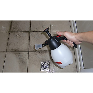 Solo 418 One-Hand Pressure Sprayer with Ergonomic Grip for Gardening, Fertilizing, Cleaning & General Use Spraying, 1 Liter