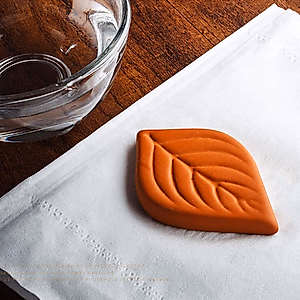 Junfamilee 1 Pc Brown Sugar Keeper Saver for Keeping Moist Fresh Reusable Leaf Clay Keep Conditioning Humidity Kitchen Gadgets Storage Containers Sets Food Containers（52 * 35mm）