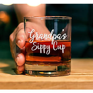 CARVELITA Grandpa's Sippy Cup Whiskey Glass - 11oz Engraved Old Fashioned Bourbon Rocks Glass - Grandpa Gifts - Gifts For Grandpa - Funny New Grandpa Gifts - Papa Gifts - Grandpa Juice Glass