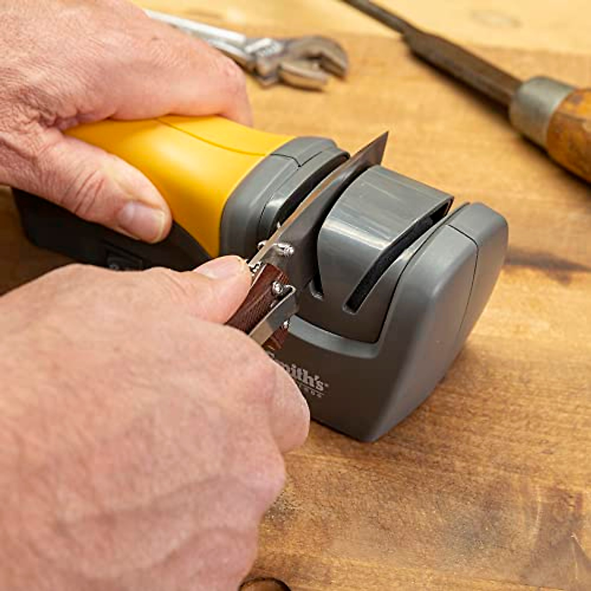Smith’s 50005 Edge Pro Compact Electric Knife Sharpener - Yellow & Grey - Straight Edge 2 Stage Sharpener - Electric & Manual Sharpening - Blade Guide - Outdoor & Kitchen - Pocket & Filet Knives