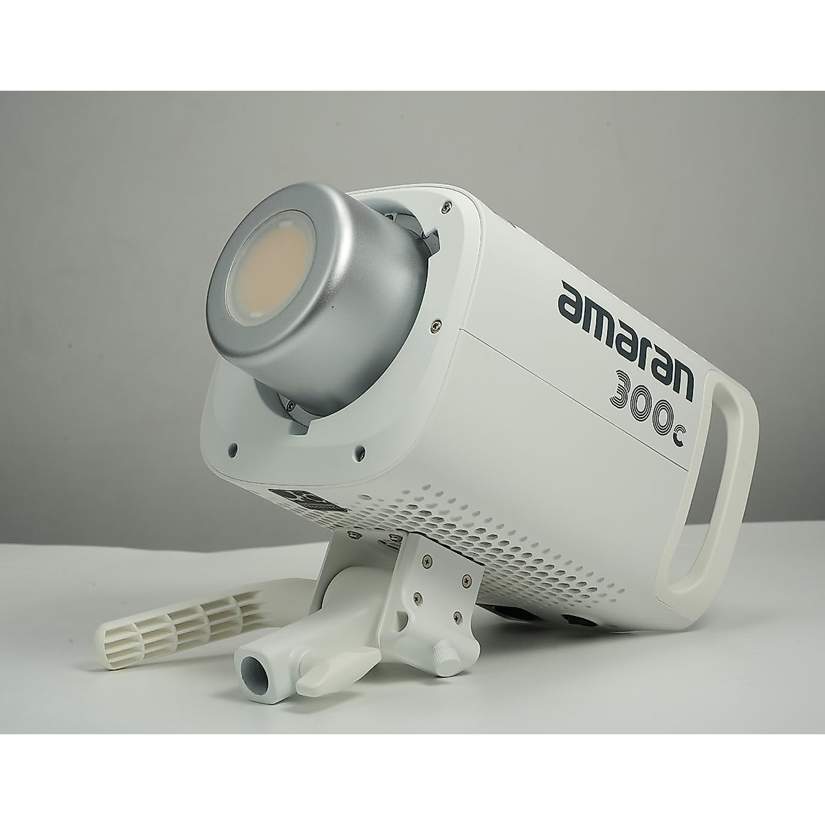 Aputure Amaran 300c RGB COB Video Light Bowen Mount 2,500K to 7,500K CCT with G/M Adjustment 26,580 lux @ 1m with Hyper Reflector (White (300c))