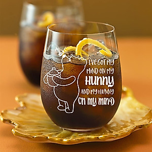 DYJYBMY I've Got My Mind On My Hunny And My Hunny On My Mind Funny Wine Glass Gifts for Women Sister BFF Thanksgiving Christmas Birthday Anniversary Christmas Gifts 1PCS