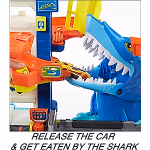 Hot Wheels City Toy Car Track Set Attacking Shark Escape Playset with 1:64 Scale Car, Race to Avoid Chomping Shark